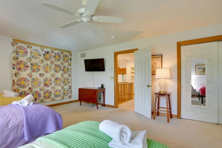 < 1 Mi To Camelback Resort: Home W/ Pool Table! - Tannersville, PA