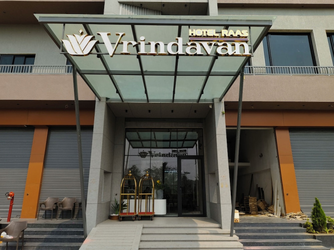 Hotel Raas Vrindavan - Dhule