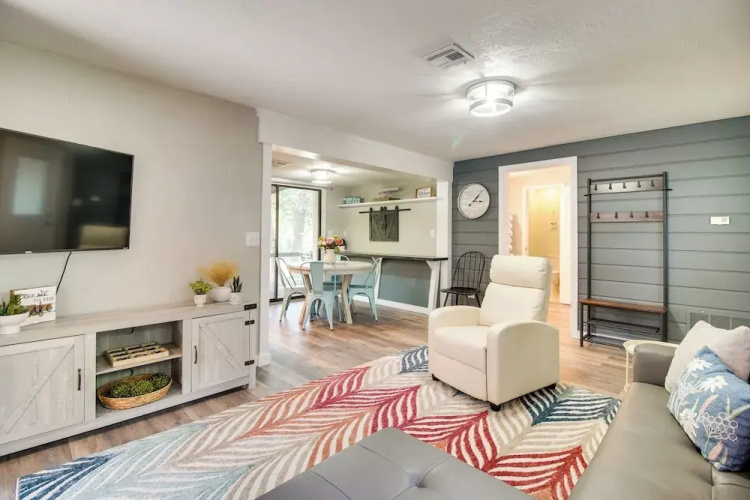Deck + Dock Access: Lakefront Grove Cabin! - Grove, OK