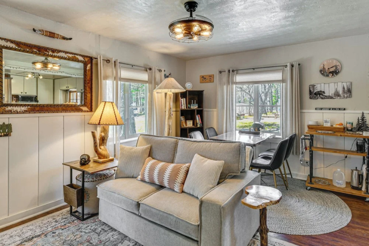 Family-friendly Cabin: Walk To Lake Access! - Houghton Lake, MI