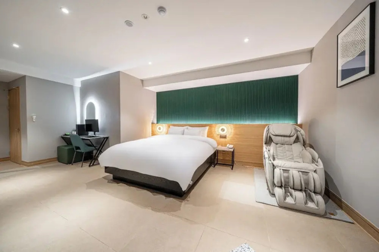 Thewall Hotel - 