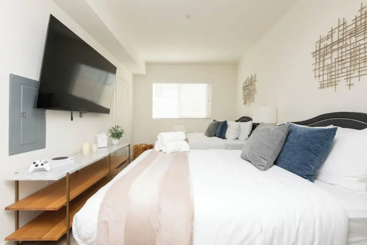 Hollywood Apartment Near Walk Of Fame - Los Angeles, CA