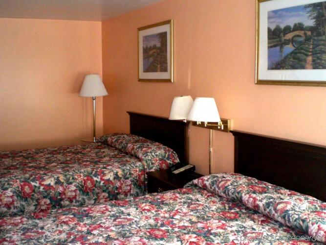 Pilgrim Inn & Cottages - Campton, NH