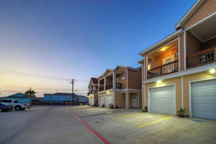 2 Blocks To The Beach, Patio, Resort Pool W/ Slide Tranquil Tides By Avantstay - Corpus Christi, TX
