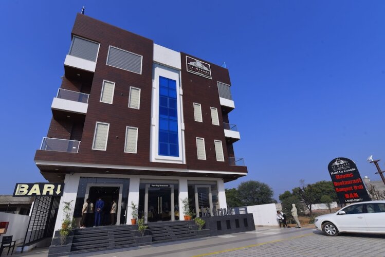 Hotel Le Grande - Chomu