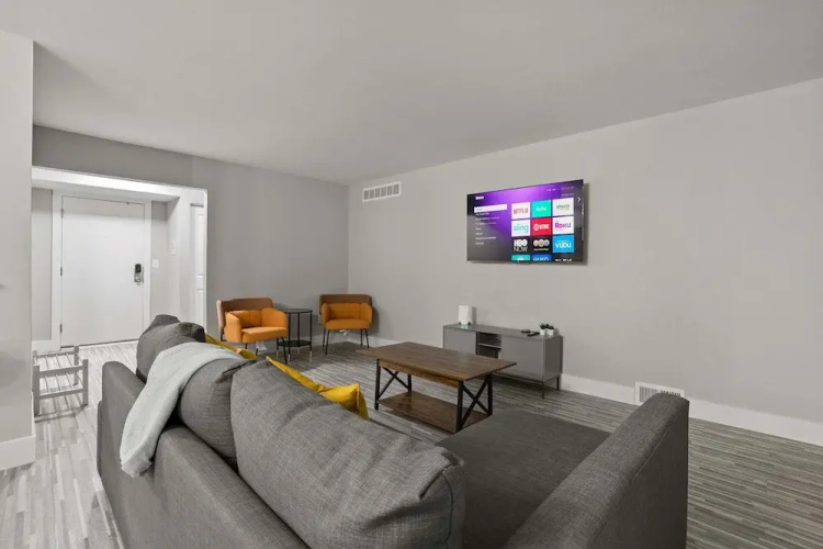 Welcoming 2br 2ba Retreat With Modern Comforts - Rochester Hills, MI