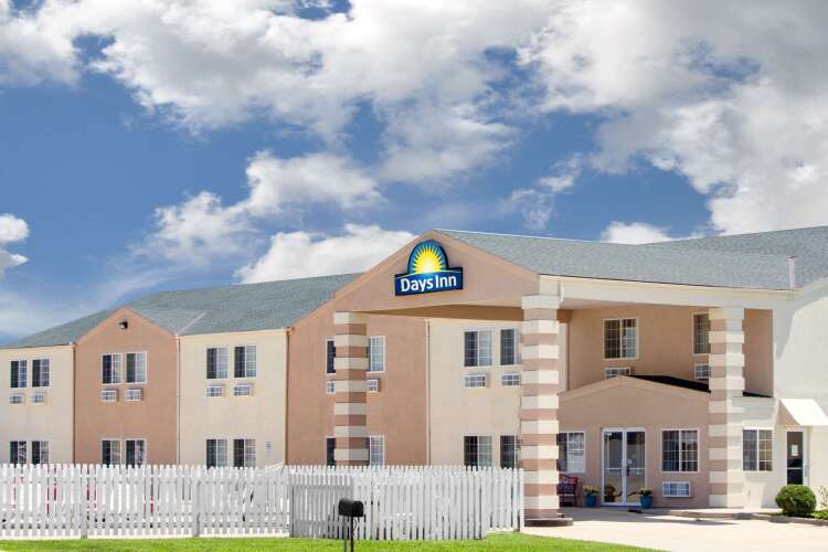 Days Inn By Wyndham Butler - Butler, MO