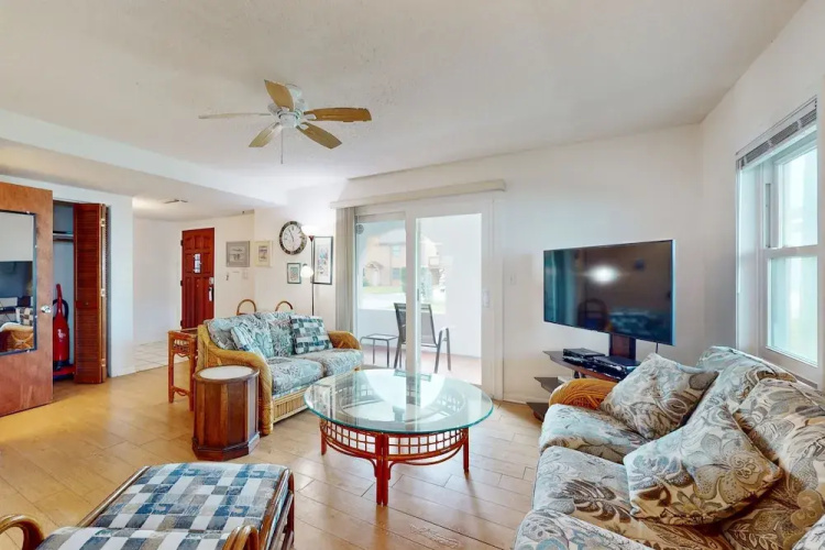 Spacious Seaside Cottage W/ Sunroom 1-minute Walk To Vilano Beach - St. Augustine, FL