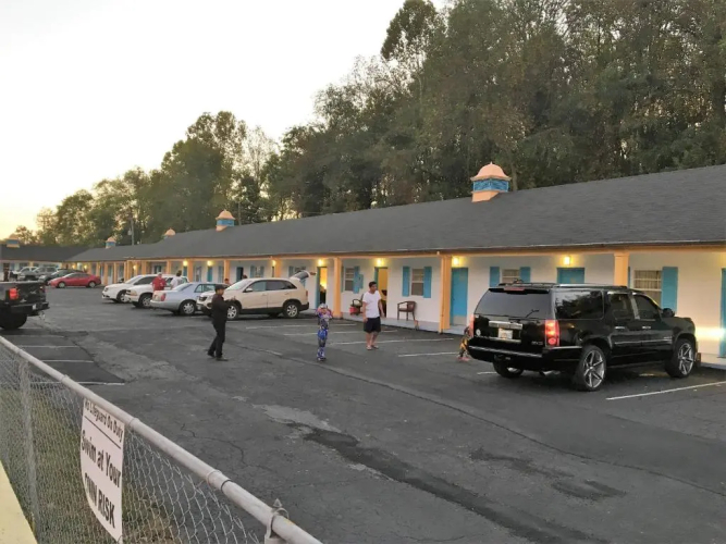 Travel Inn - Ridgeway, VA