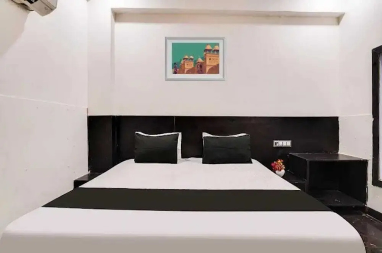 Hotel Opm & Restaurant - Agra