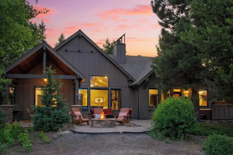Klamath By Avantstay Gorgeous Mountain Home W/ Fire Pit, Spa & Lake Views - Sunriver