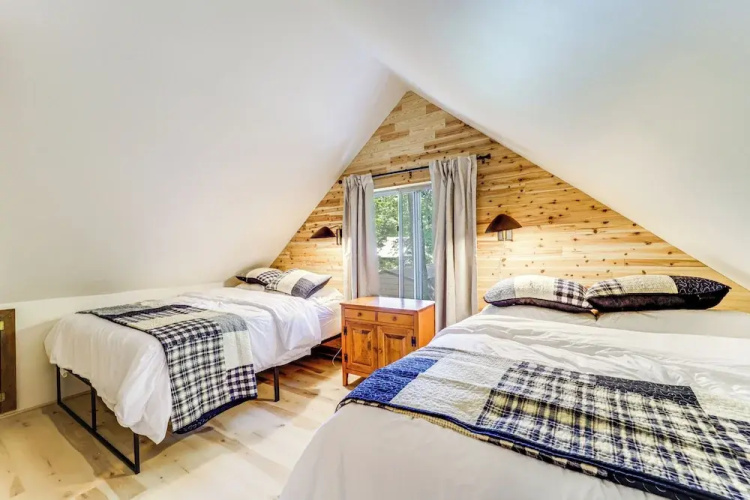 Roscommon Chalet W/ Hot Tub Near Higgins Lake! - Higgins Lake, MI