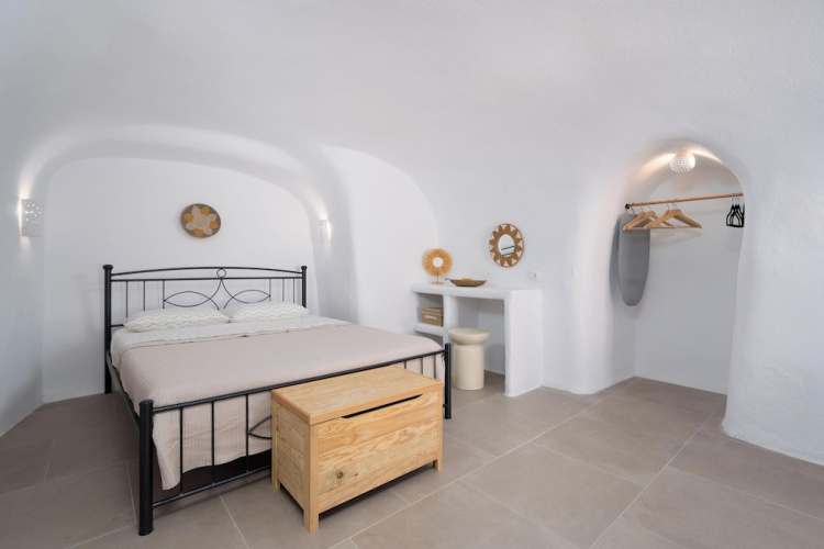 Elyvia Caves - Oia