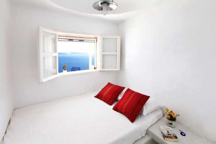 Menias Cave House - Santorini