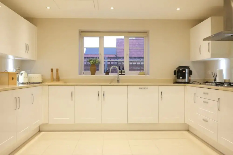 Bicester Villa - 6 Bed - Sleeps 14 - ビスター