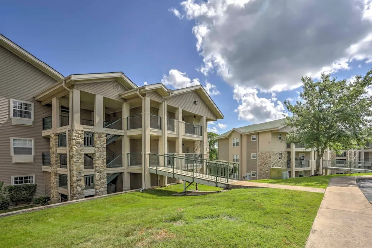 2 Units At Holiday Hills Resort W/ Pools & Hot Tub - Branson, MO