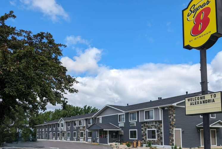 Super 8 By Wyndham Alexandria Mn - Alexandria, MN