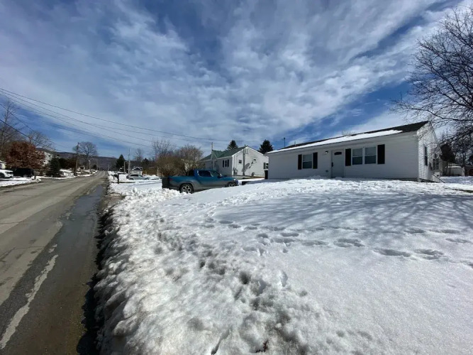 Rutland's Hidden Gem: 2 Br/1ba Renovated Home Close To Everything 2 Bedroom Home - Castleton, VT
