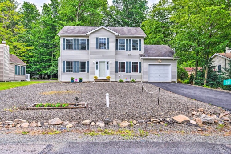Jacuzzi & Resort Amenities: Tobyhanna Family Home! - Mount Pocono, PA