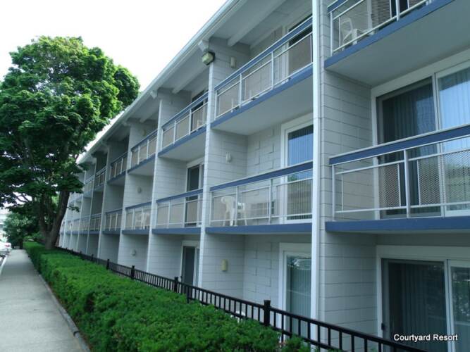 Courtyard Resort - 鱈魚角