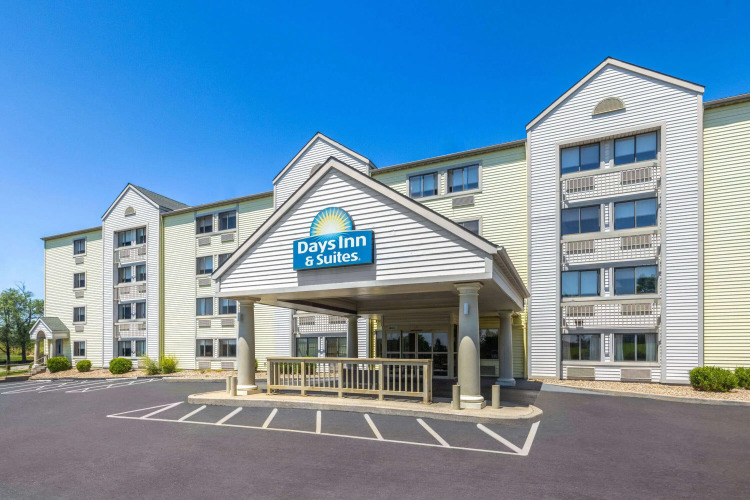 Days Inn & Suites By Wyndham Kansas City South - Lee's Summit, MO