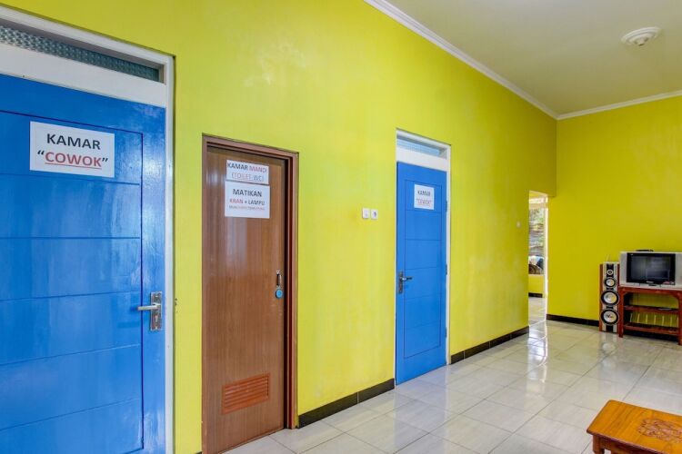 Spot On 92611 Lobak Hostel Capsule - Semarang