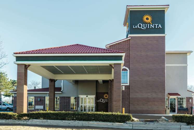 La Quinta Inn & Suites By Wyndham Kansas City Airport - Riverside, MO