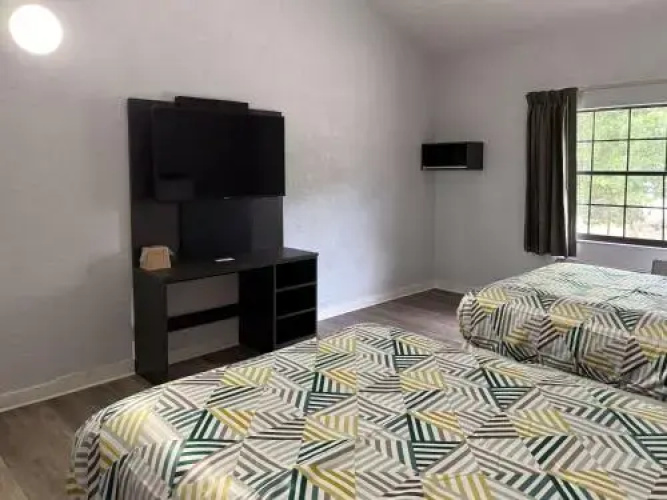 Super 8 Motel - Tallahassee - Tallahassee, FL