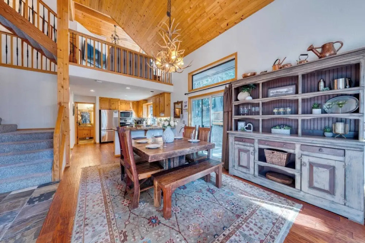 Cozy Escape W/ Hot Tub + Deck & Access To Tahoe Donner & Skiing Alpenglow Chalet By Avantstay - Lac Tahoe