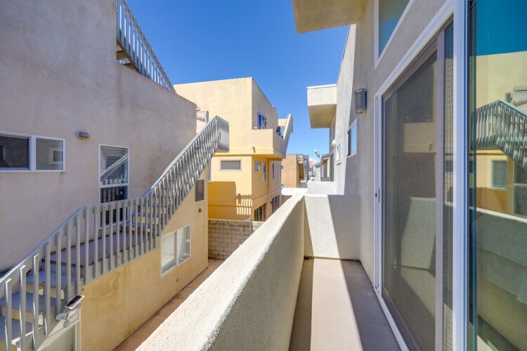 Sleek Oxnard Townhouse W/ Balconies: Walk To Beach - Port Hueneme, CA