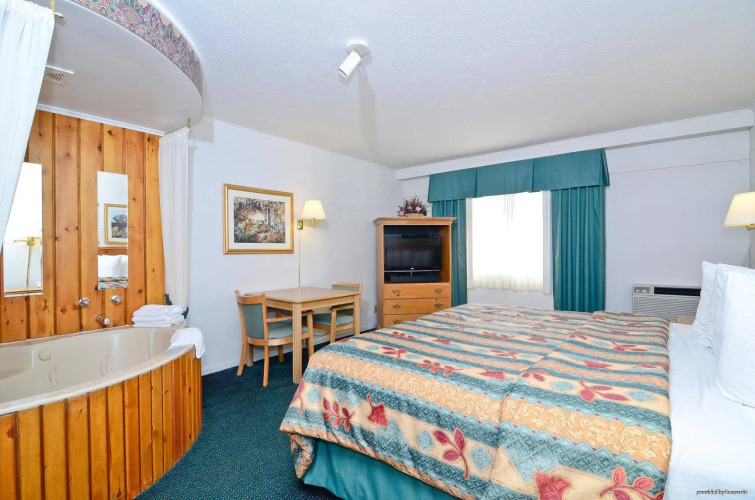 Best Western Pioneer Inn & Suites - Gladstone, MI