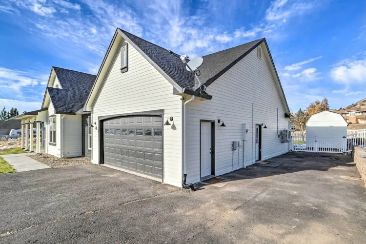 Stylish Klamath Falls Unit < 1/2 Mi To Oit! - Klamath Falls, OR