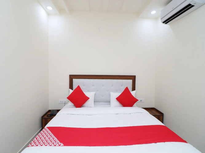 Oyo 37078 Hotel Dezzire - Faridabad