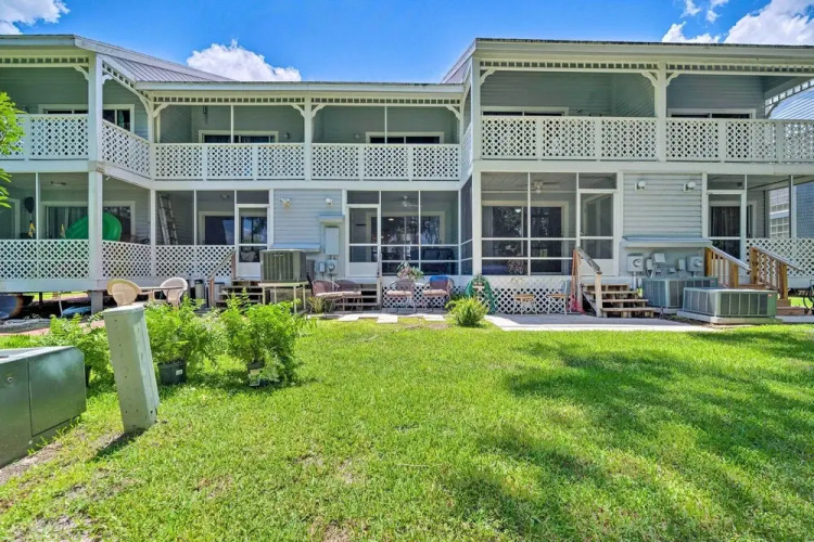 Old Florida Setting W/ Kayaks & Fishing Poles - Inverness, FL