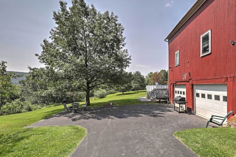 Spacious Naples Vacation Rental: 6 Acres W/ Pool! - Naples, NY