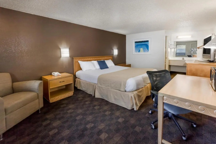 Motel 6 Flint - Flint, MI