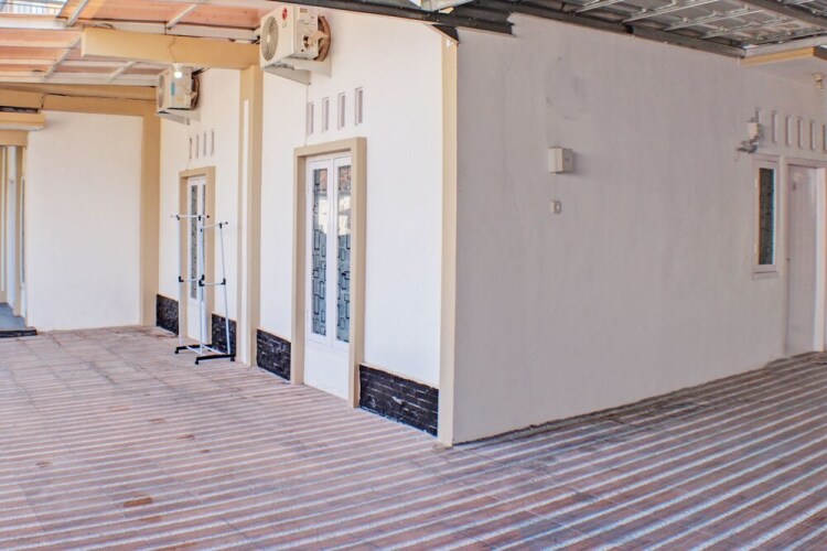 Oyo Life 91504 De Vila Ungu Syariah - Ciamis