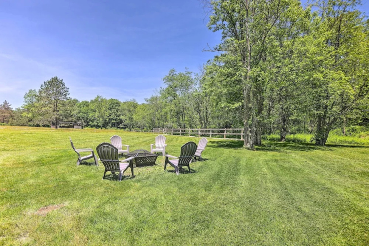 Poconos Cottage W/ Fire Pit: Near Lake Harmony - Lake Harmony, PA