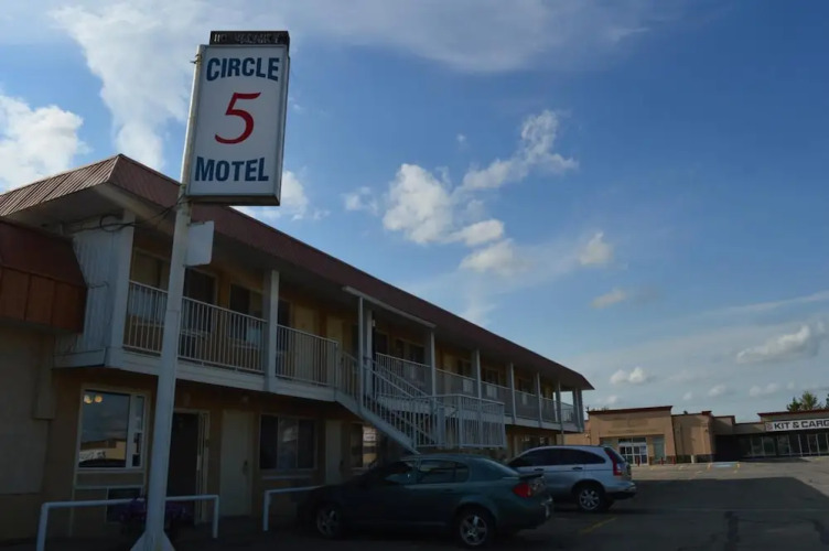 Circle 5 Motel - Olds