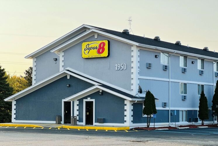 Super 8 By Wyndham Benton Harbor/st Joseph - Benton Harbor, MI