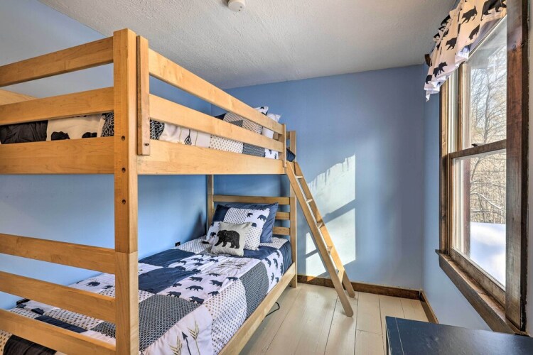 Black Bear Lodge: A Rural White Mtns Retreat - New Hampshire