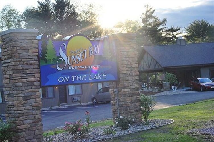 Baker's Sunset Bay Resort - Wisconsin Dells