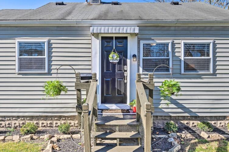 Anderson Bungalow Near University + Downtown! - Pendleton, IN