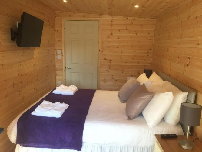 Romantic Getaway Luxury Wooden Cabin With Private Hot Tub And Bbq - Wales