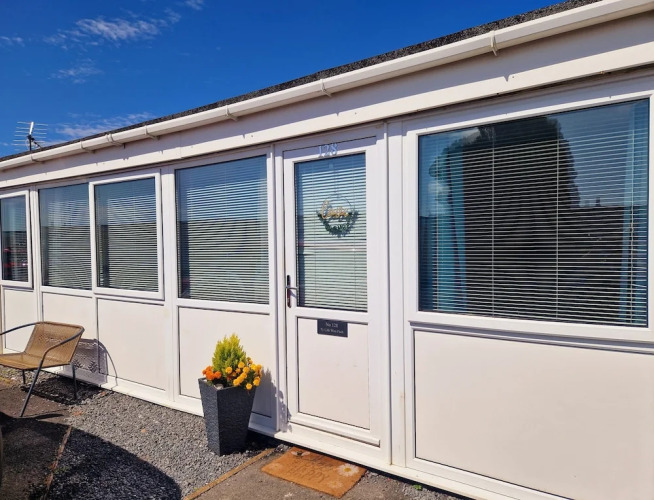 Chalet Ty Lilli Wen Fach Sleeps 6 - Pembrokeshire