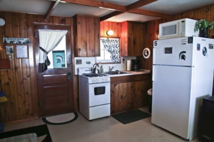 #1 - Cedar Village 2 Bedroom Cabin By Redawning - St. Ignace, MI