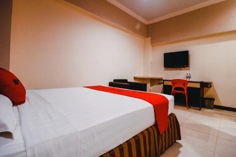 Reddoorz Plus Near Makassar Town Square - Makassar