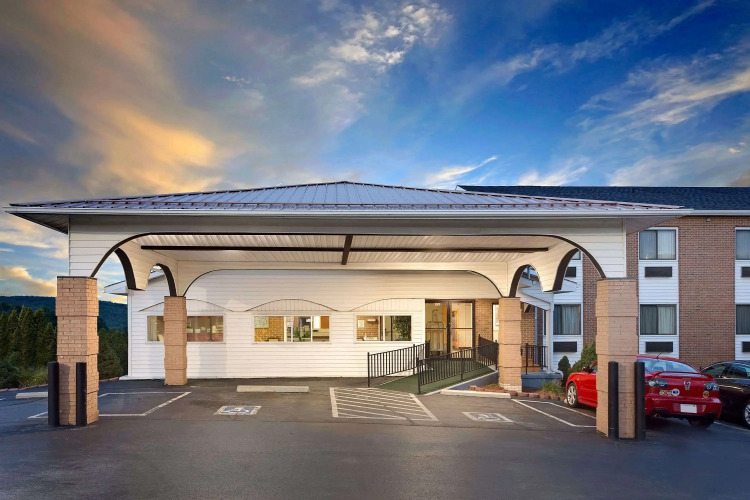 Super 8 By Wyndham Hillsville - Hillsville, VA