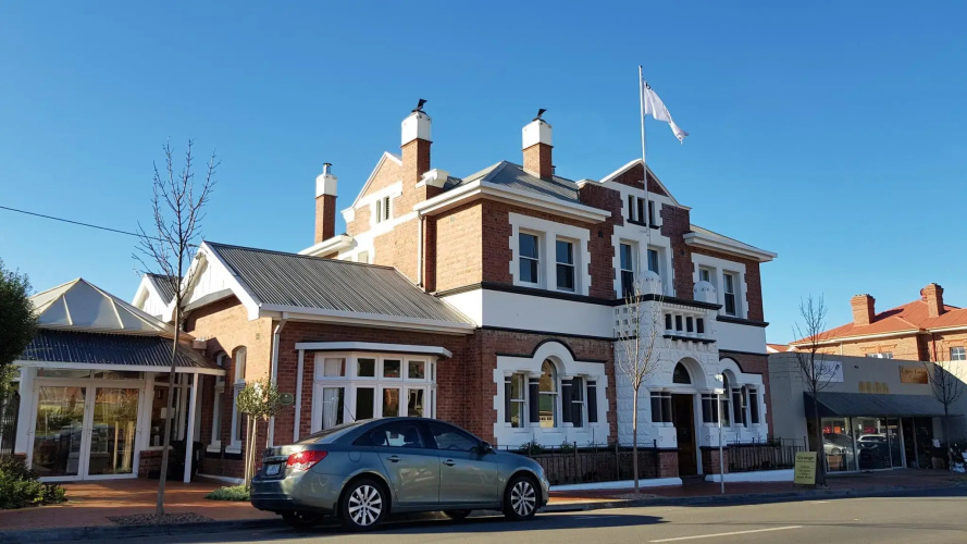 Cygnet Old Bank B & B Cafe & Gift Store - Bruny Island