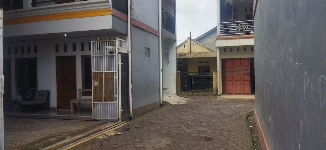 Spot On 92532 Penginapan Hj Lilis Syariah - Sukabumi